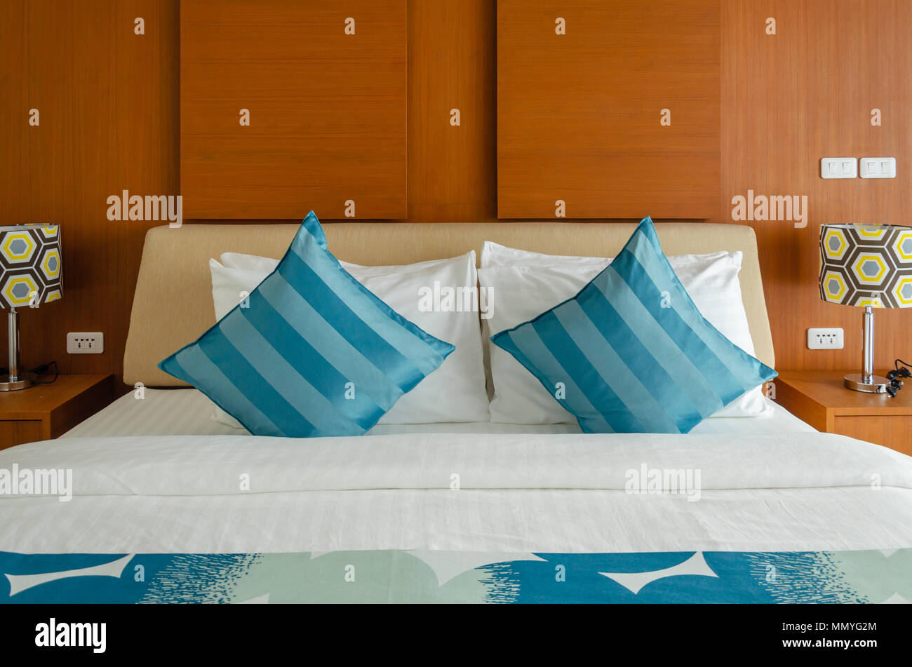 luxurious but generic hotel room decor Stock Photo - Alamy