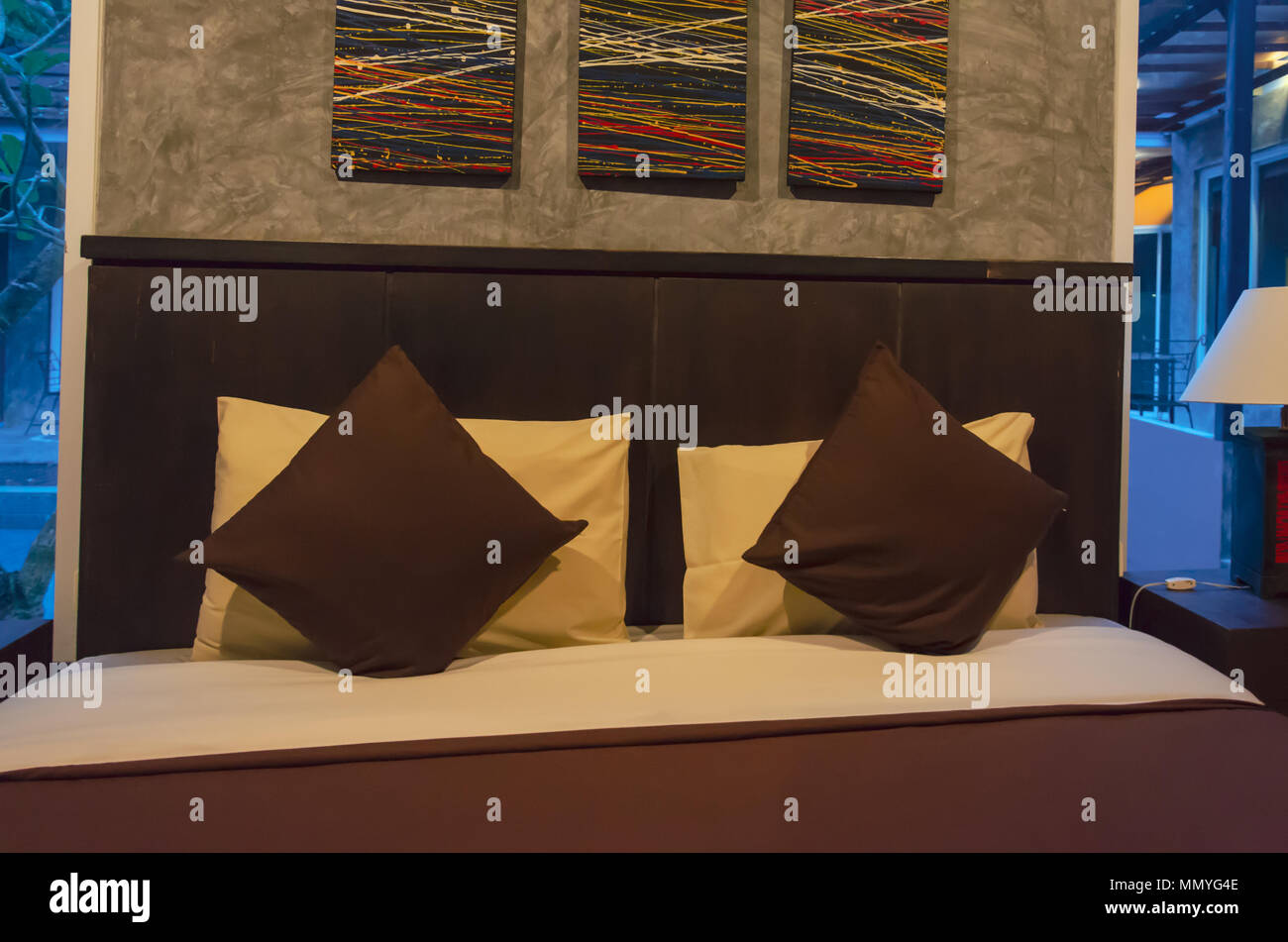 luxurious but generic hotel room decor Stock Photo - Alamy