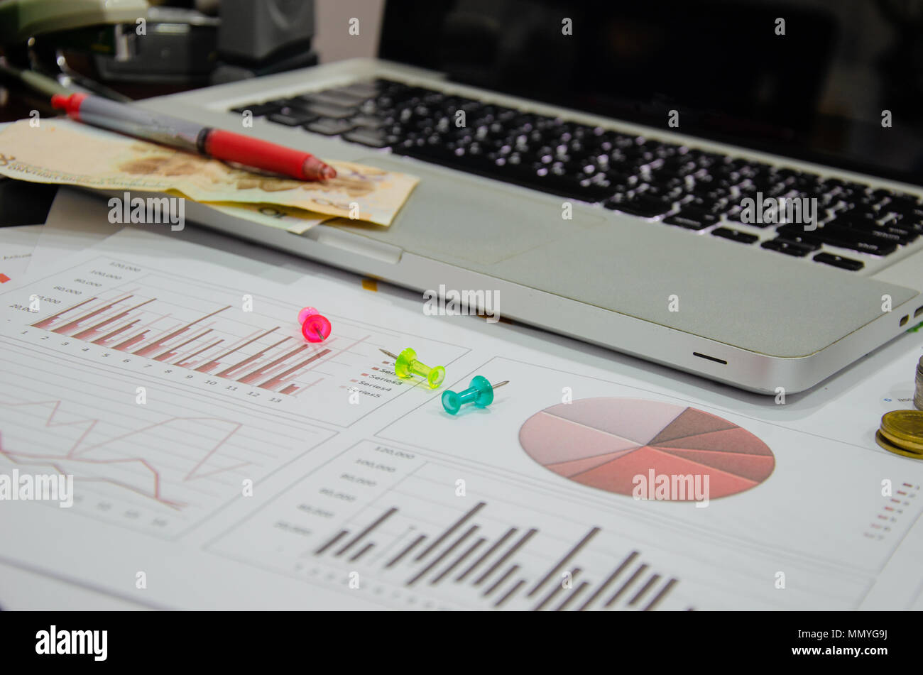 Business document Financial chart and graph Stock Photo - Alamy