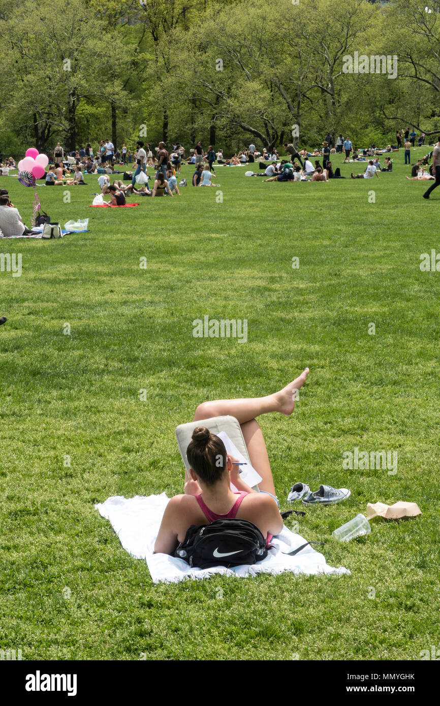 Sun tanning in central park hi-res stock photography and images - Alamy