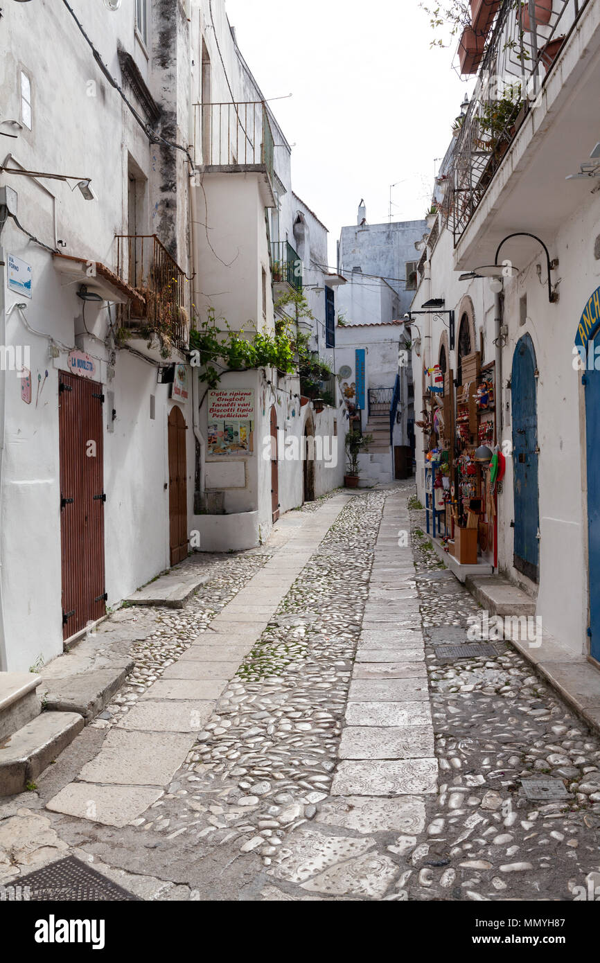 walks in the alleys of peschici Stock Photo - Alamy