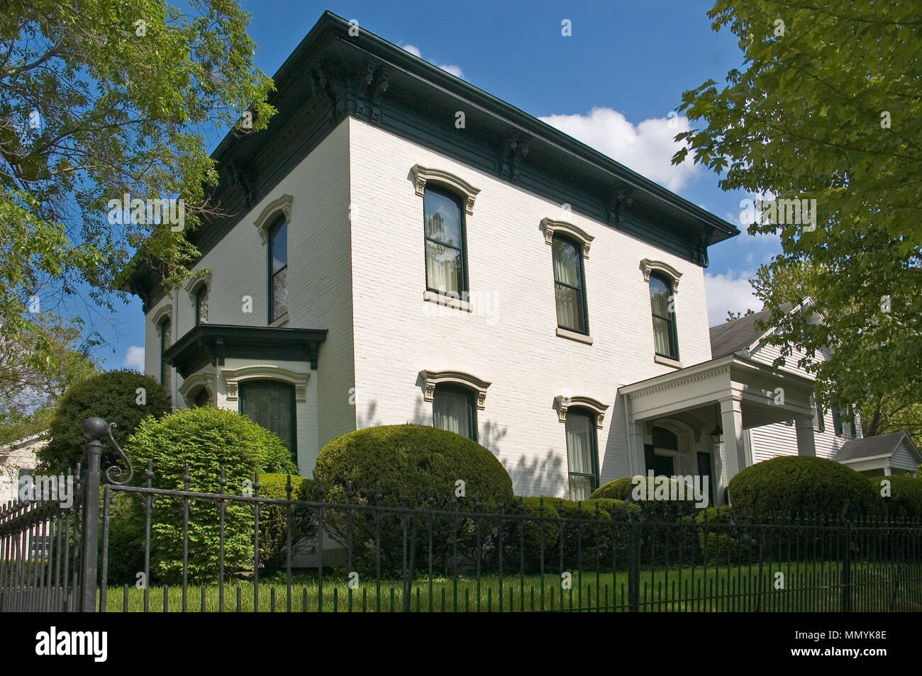 Colonial house wrought iron fence hi-res stock photography and images ...