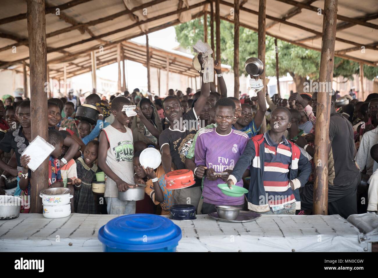 Newly arrived Congolese refugees seen waiting for their food ...