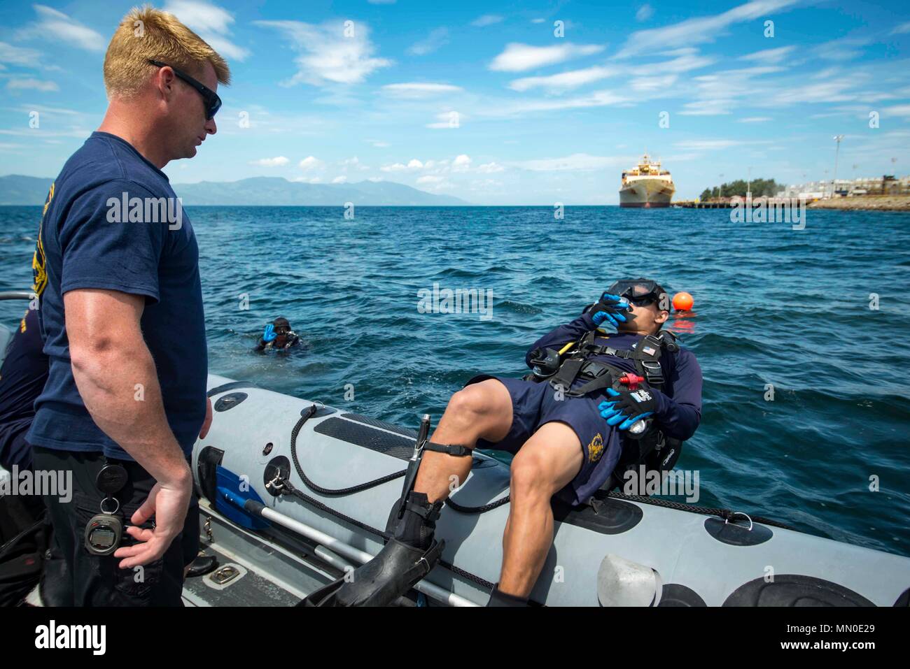170802-N-KW679-0135 CARIBBEAN SEA (August 2, 2017) Navy Diver 1st Class ...