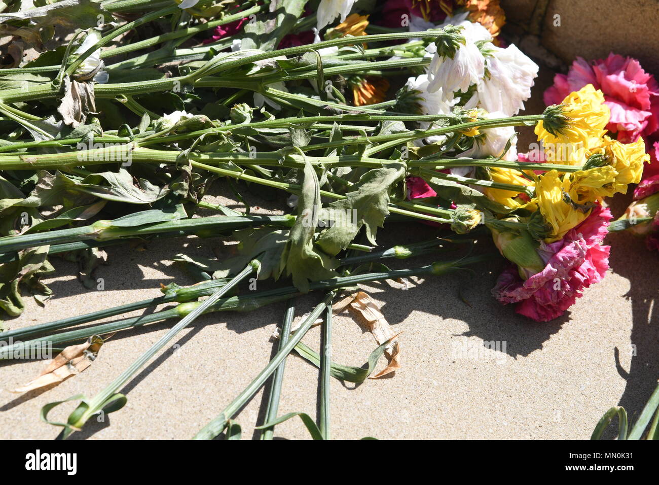 Old commemorative flowers hi-res stock photography and images - Alamy