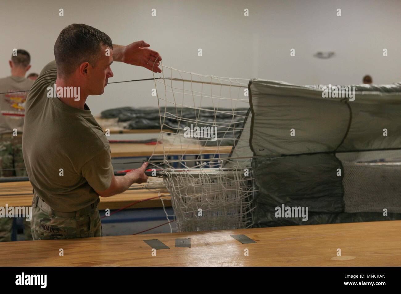 Mc 4 parachute system hi-res stock photography and images - Alamy