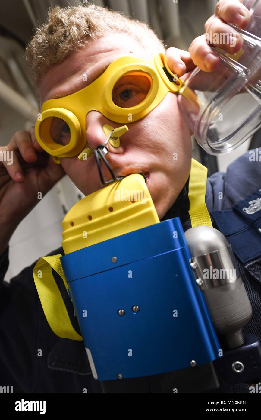 170802-N-FP878-016 ATLANTIC OCEAN (Aug. 2, 2017) An overhaul team ...