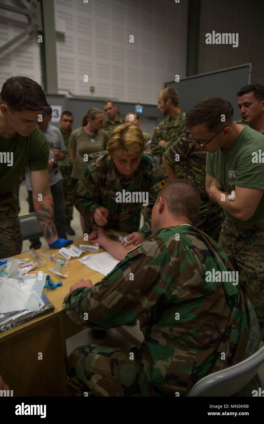 Soldier draws hi-res stock photography and images - Alamy