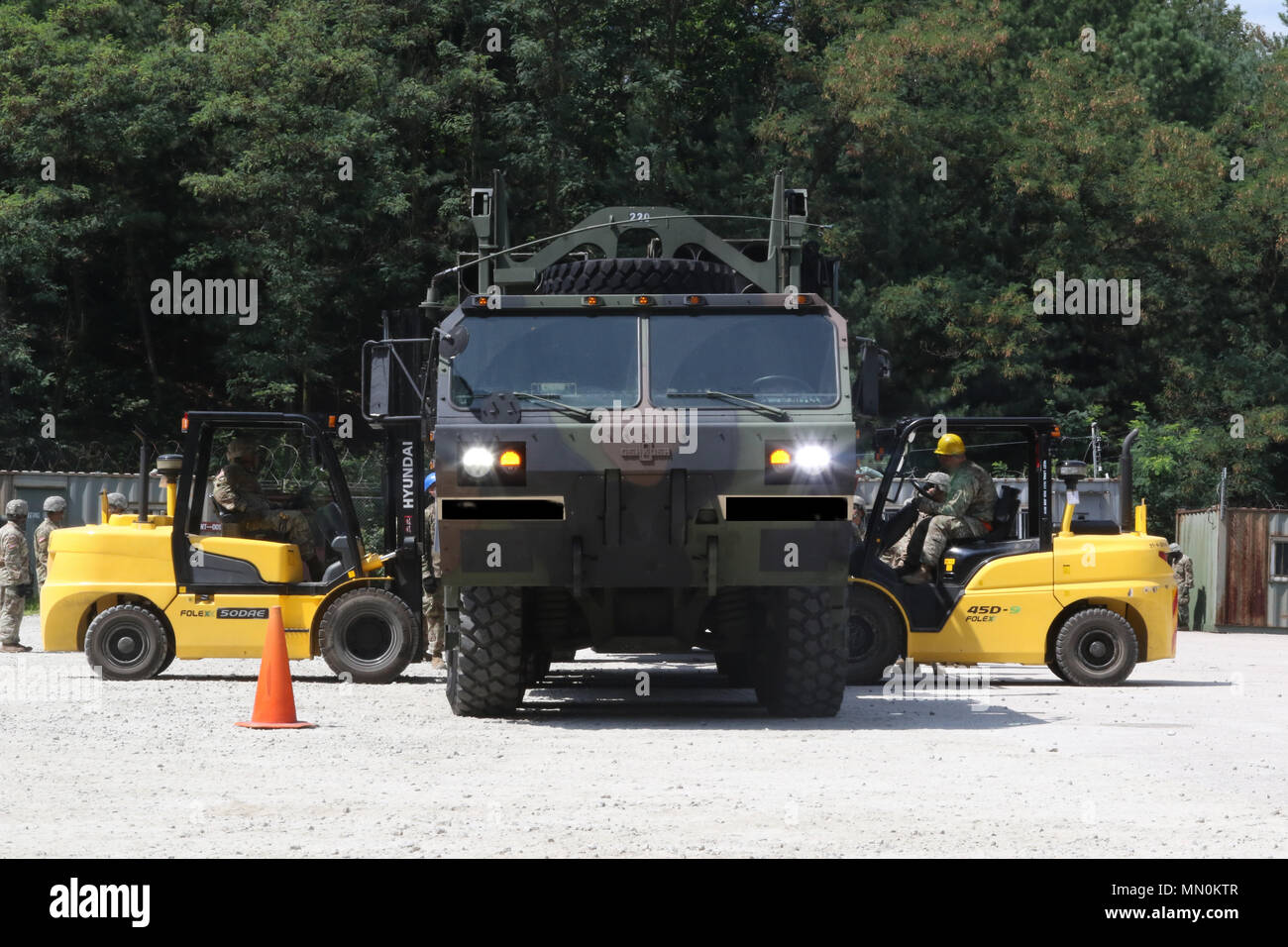 Soldiers with 210th Field Artillery Brigade, 2nd Infantry Division/ROK ...