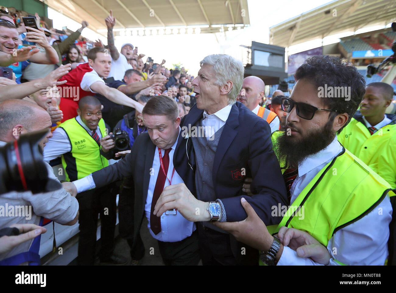 Outgoing Arsenal manager Arsene Wenger says goodbye to the fans after ...