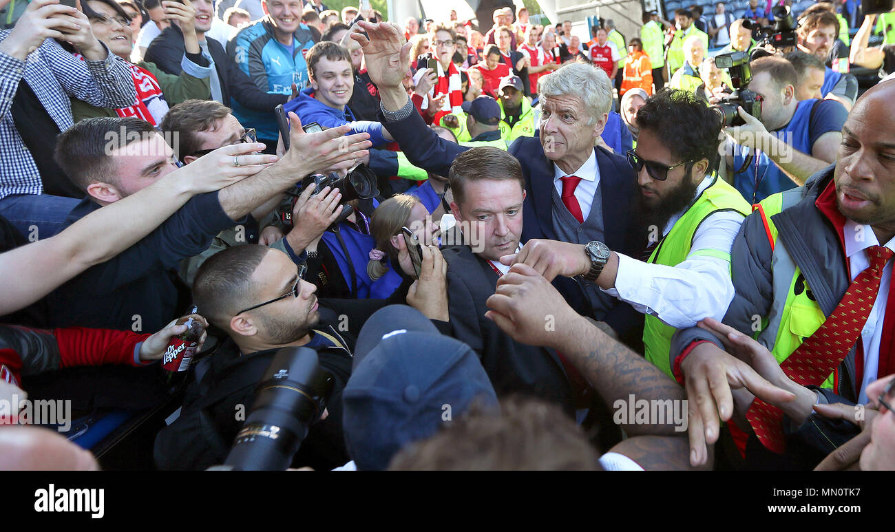 Outgoing Arsenal manager Arsene Wenger says goodbye to the fans after ...