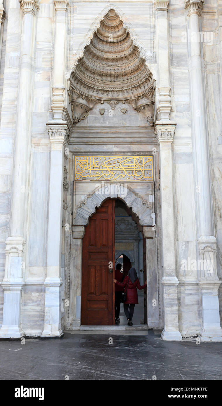 Details of entrance to mosque Stock Photo - Alamy