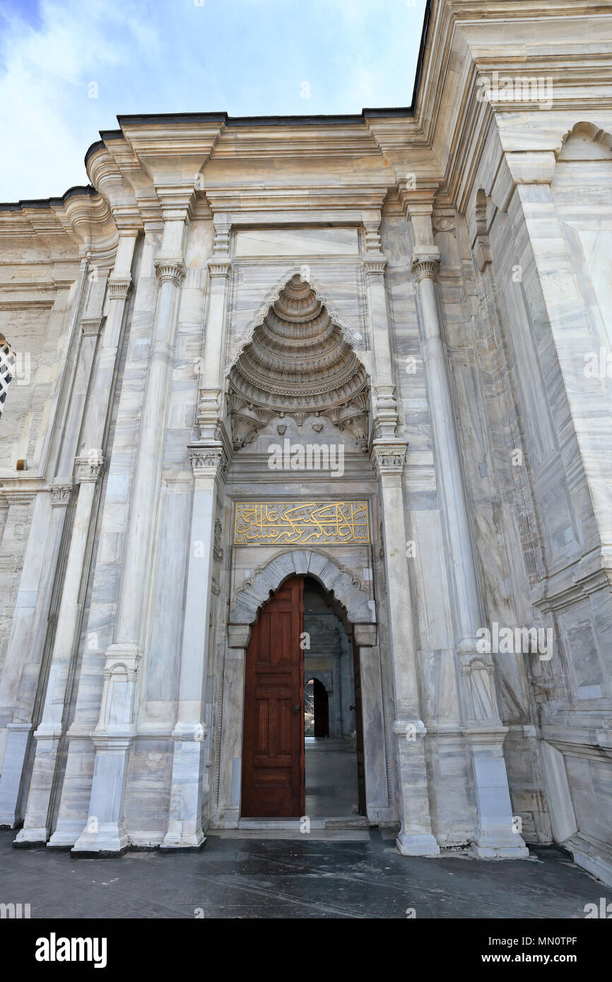 Details of entrance to mosque Stock Photo - Alamy