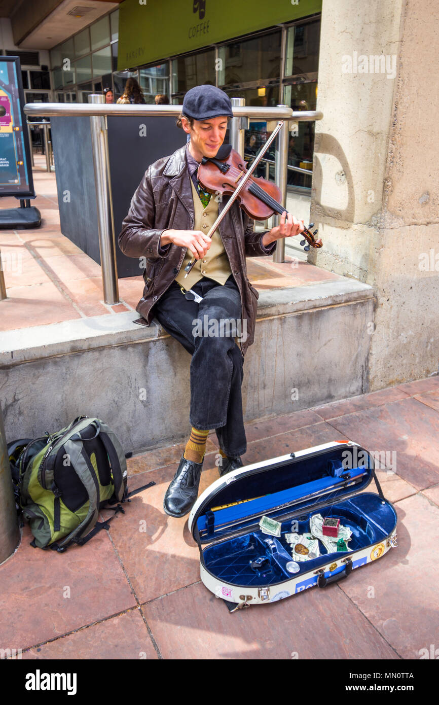 Violin busker hi-res stock photography and images - Alamy