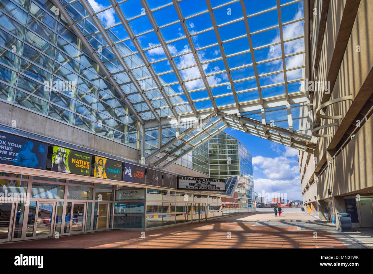 Curved center hi-res stock photography and images - Alamy