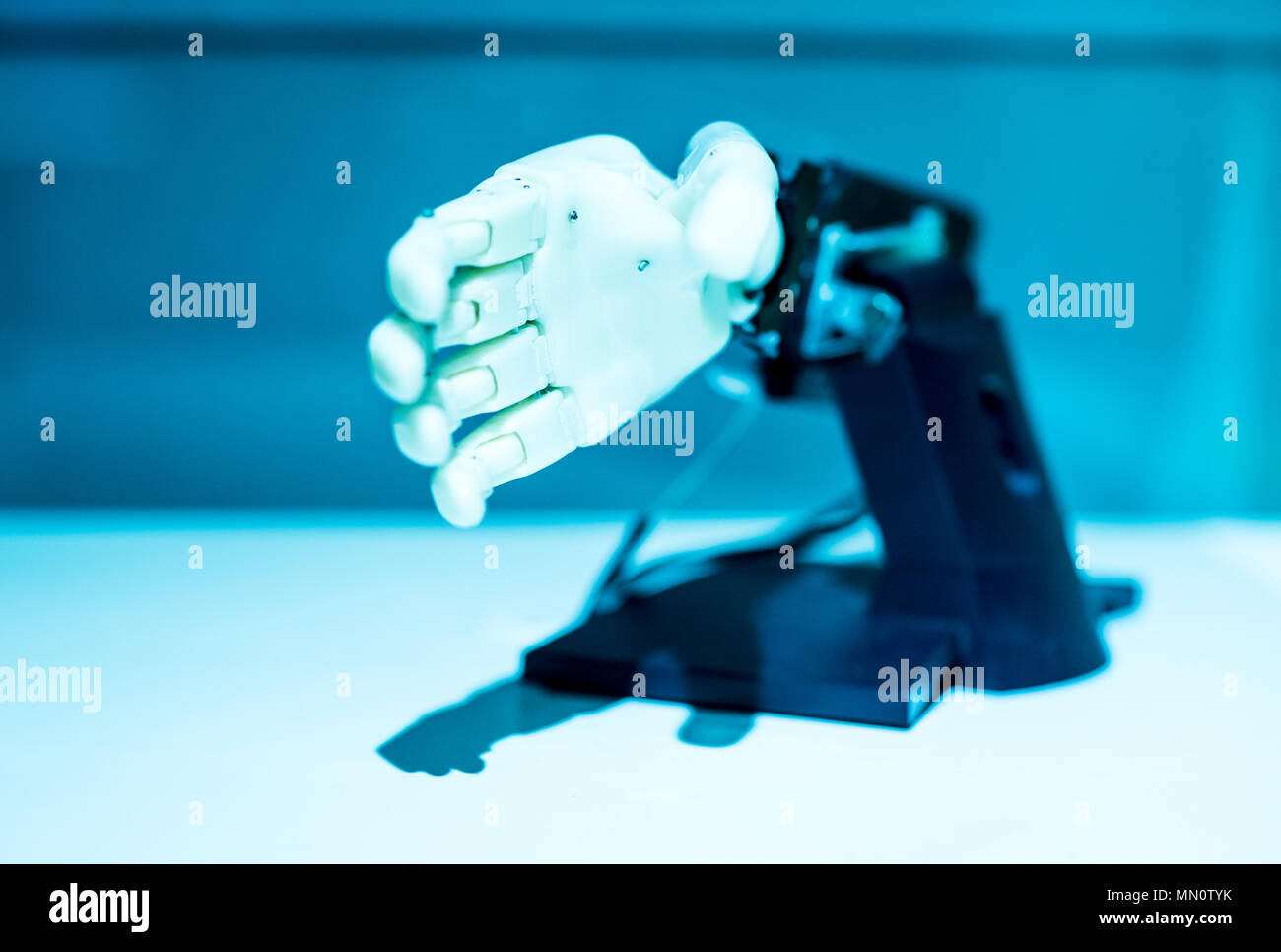 plastic robot hand with open palm gesture Stock Photo - Alamy
