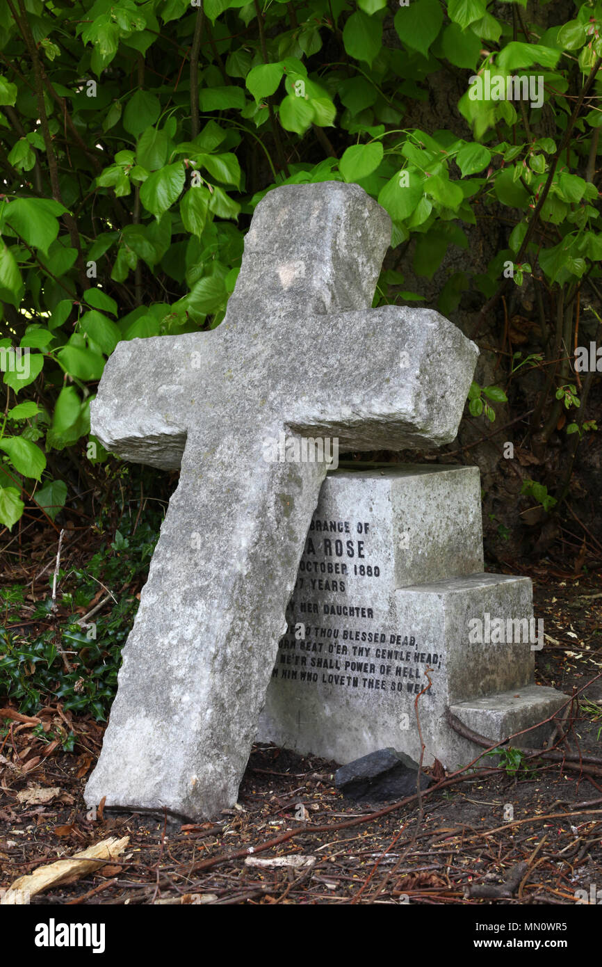 Broken headstone hi-res stock photography and images - Alamy