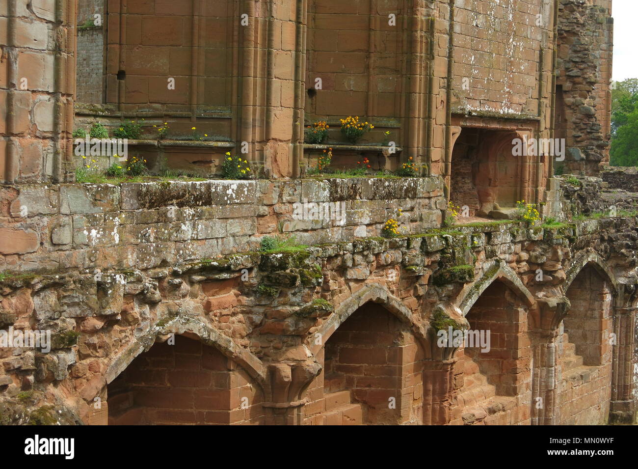 The imposing ruins of Kenilworth Castle include Mortimer's Tower ...