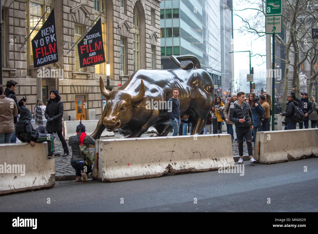new York, US - March 29, 2018: Tourists visiting the raging Bull statue ...