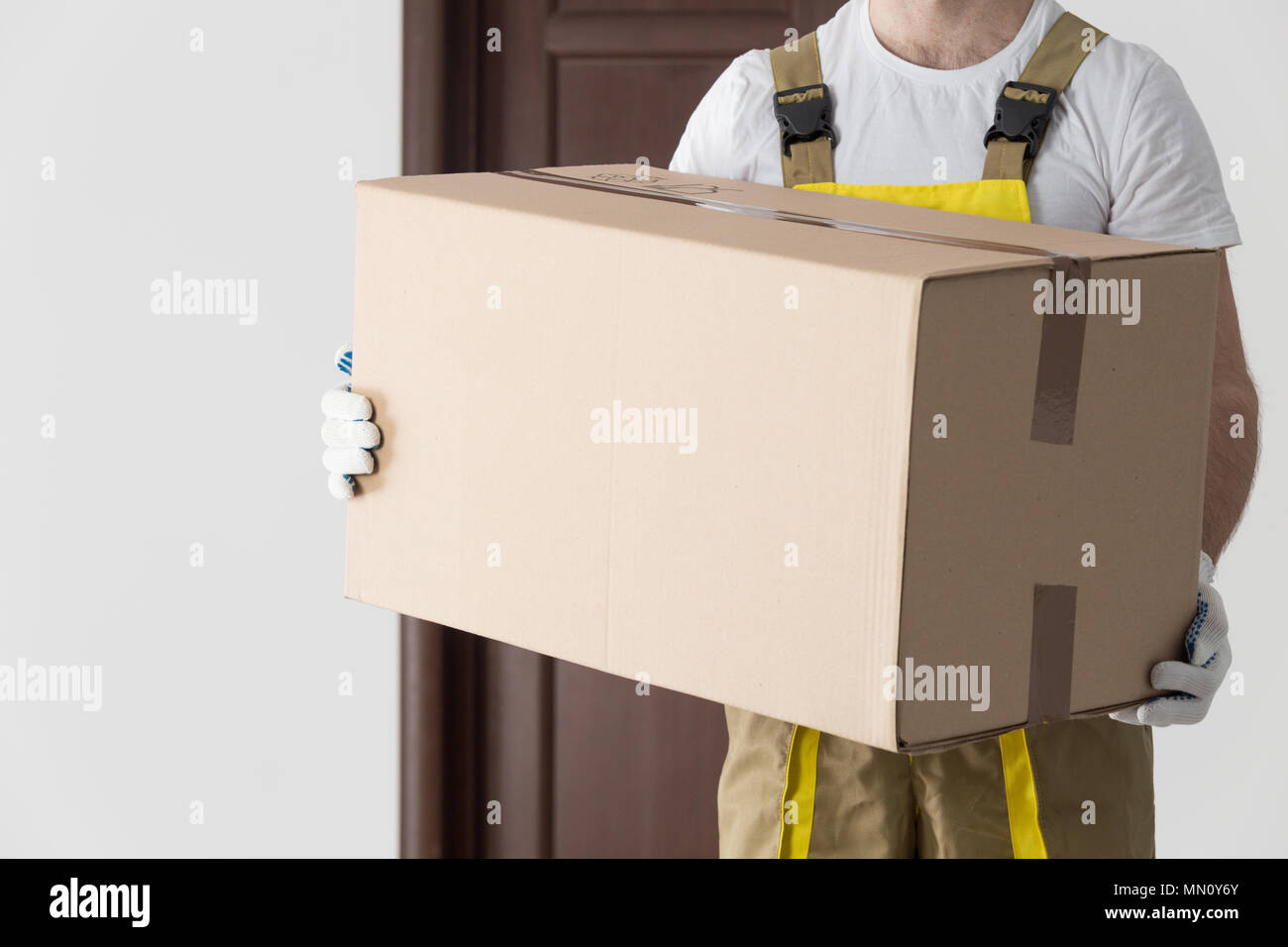 Man lifting heavy box hi-res stock photography and images - Alamy