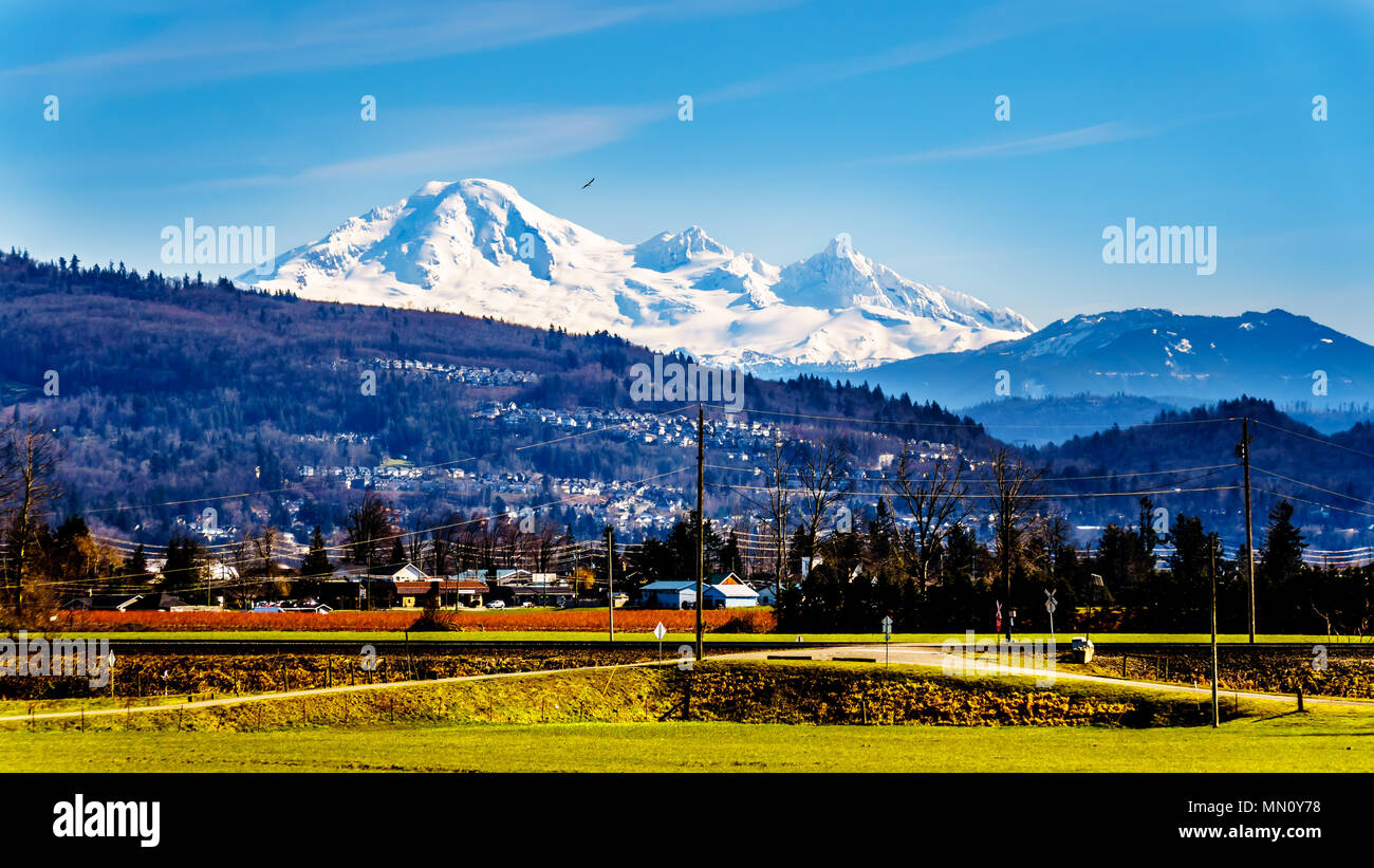 A beautiful scenery of Mount Baker in the Cascade Mountains in ...