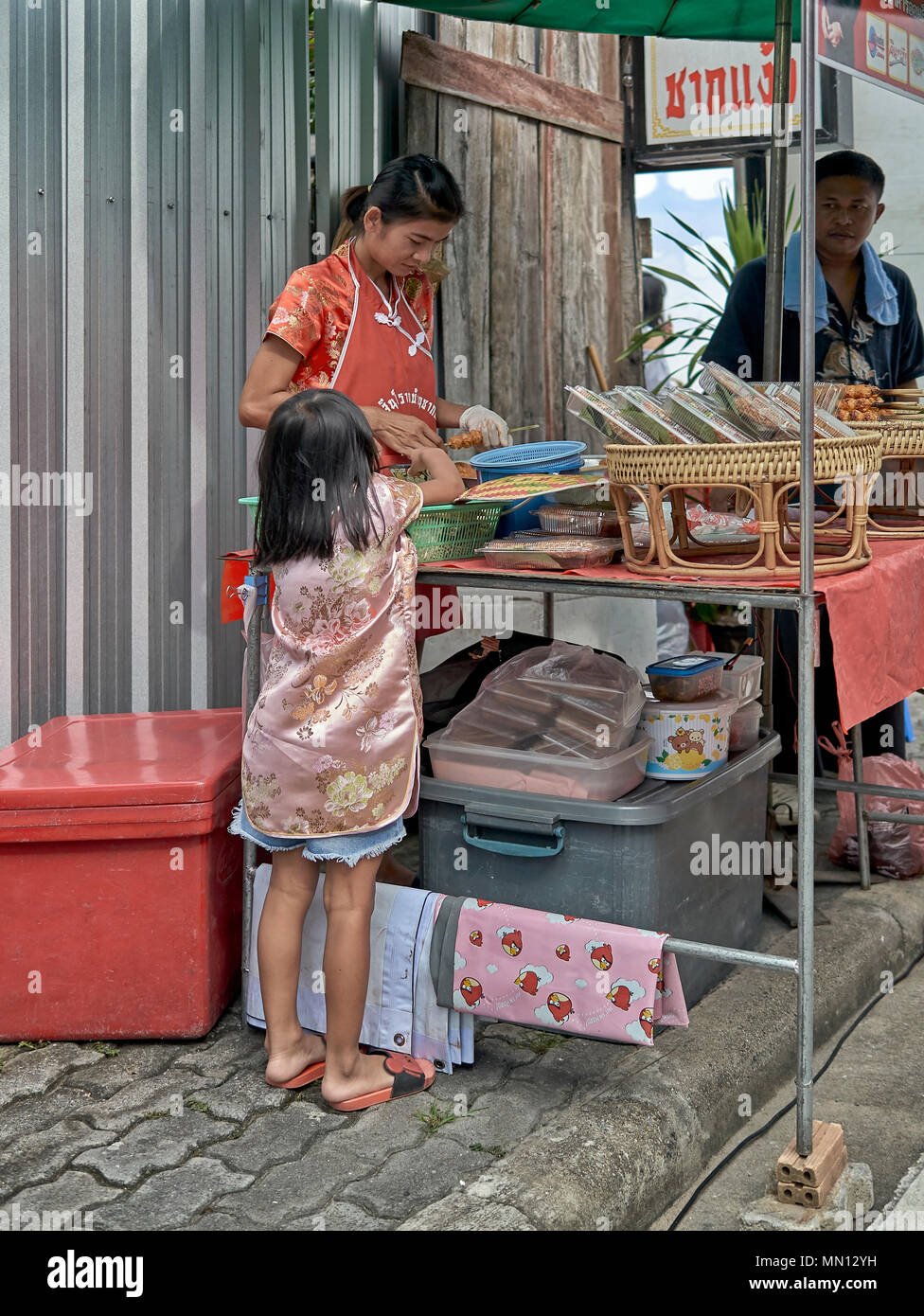 Chinatown, Thailand, Family food stall with everyone helping Stock ...