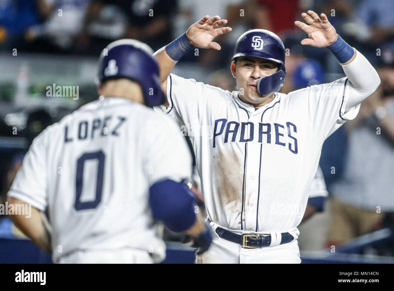 Raffy Lopez celebra homerun con Christian Villlanueva. Baseball action ...