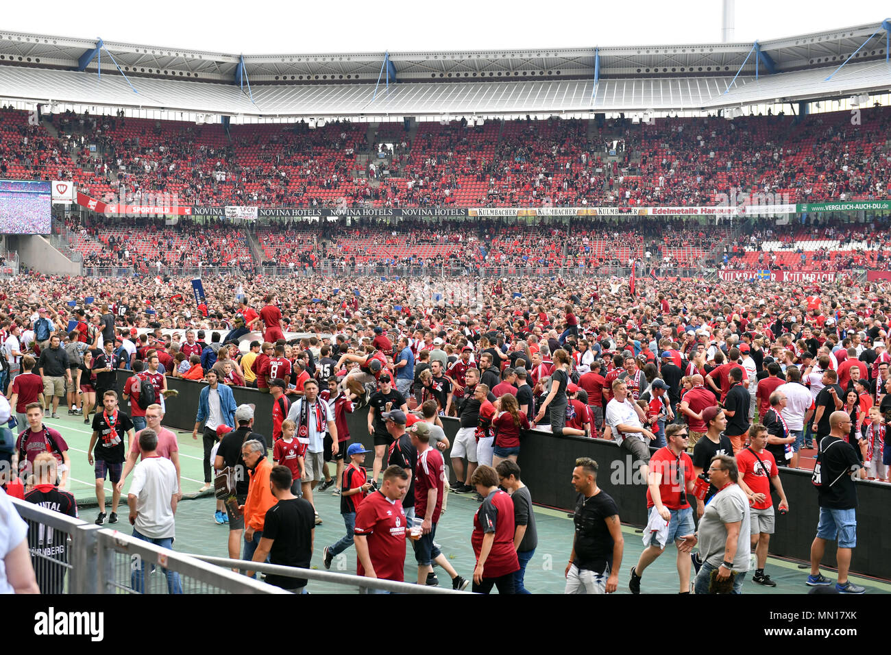 Stadium crowds hi-res stock photography and images - Alamy