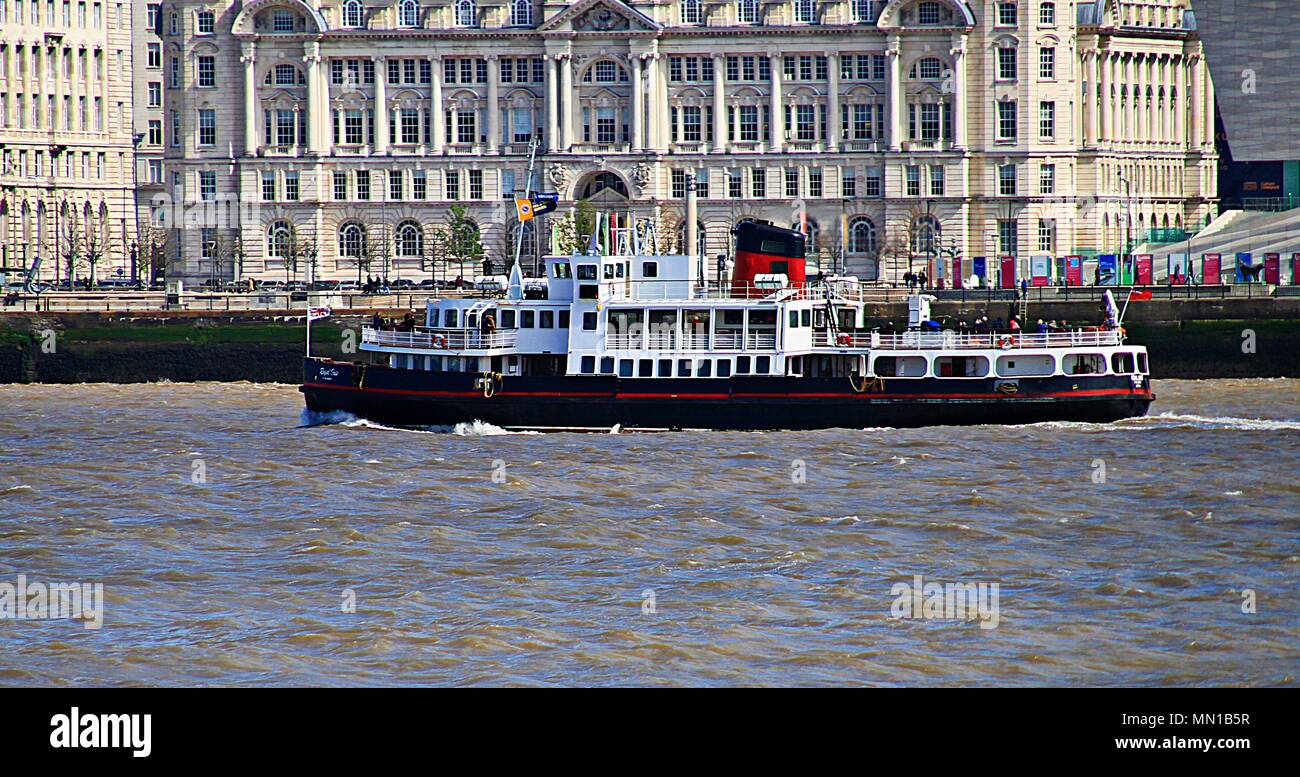 Liverpool, UK. 13th May, 2018. Mersey Ferry and Liver birds basking in ...