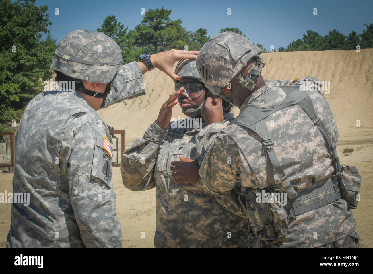 Army Reserve Soldiers with the 335th Signal Command (Theater) help a ...