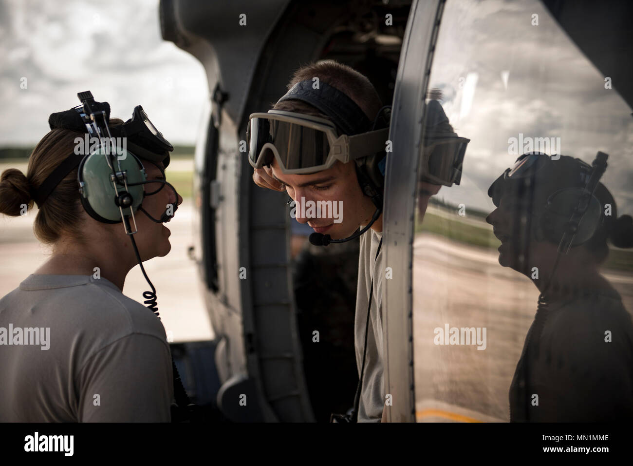325 fighter wing hi-res stock photography and images - Alamy