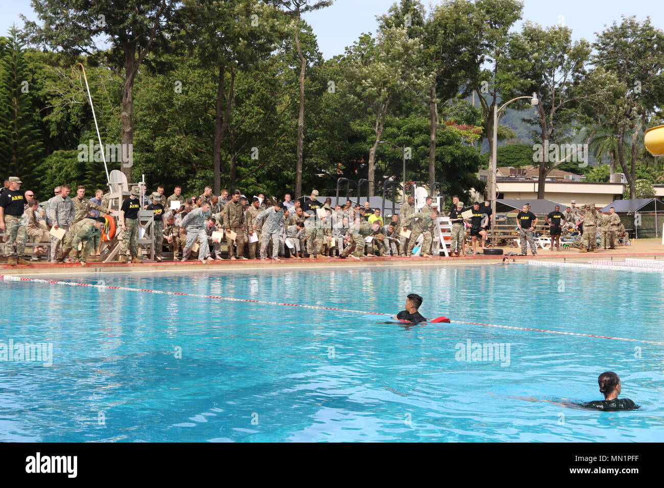 Soldiers competing in the 2017 German Armed Forces Proficiency Badge ...