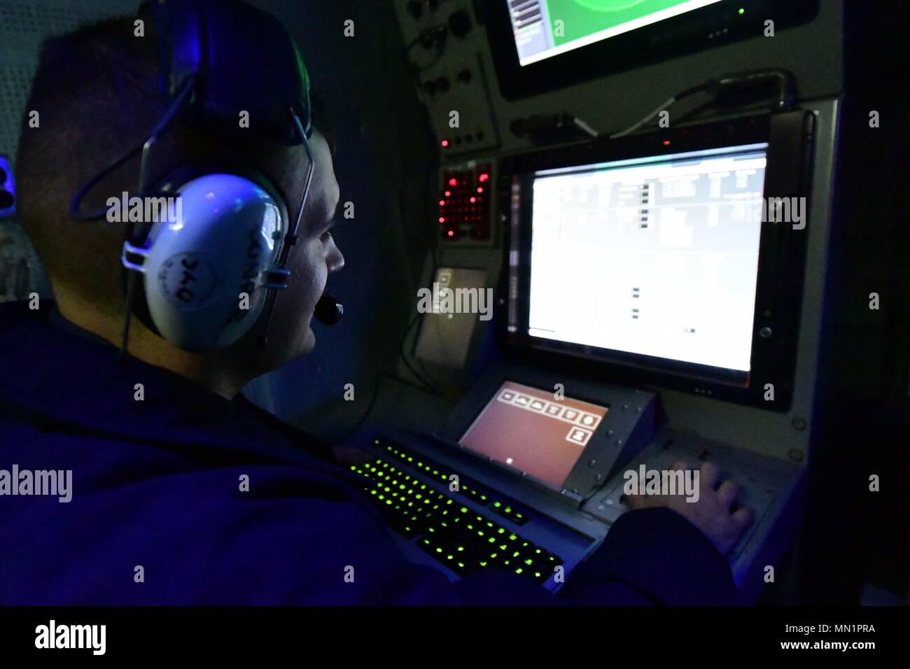 170804-N-OW182-038 5TH FLEET AREA OF OPERATIONS (August 4, 2017) Sonar ...