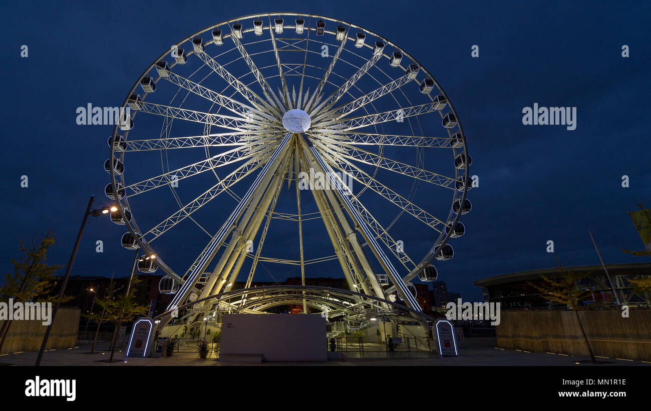 Ferris Wheel at Albert Dock, Liverpool at Night Stock Photo - Alamy