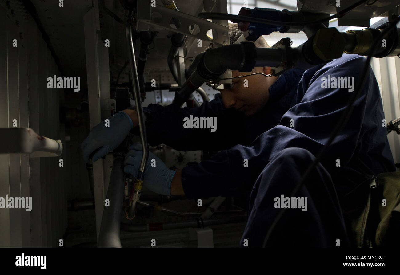 C 130 fuel tank hi-res stock photography and images - Alamy