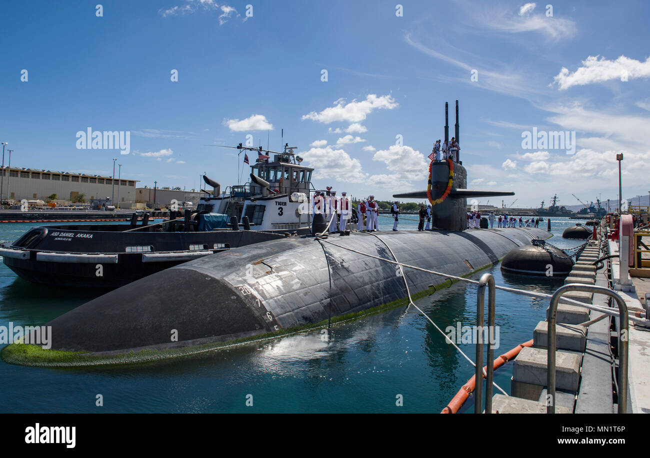 170810-N-YW024-0061 PEARL HARBOR Los Angeles-class attack submarine USS ...