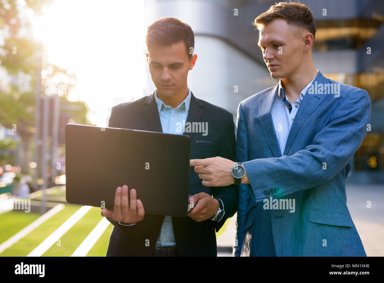 People working together outside hi-res stock photography and images - Alamy
