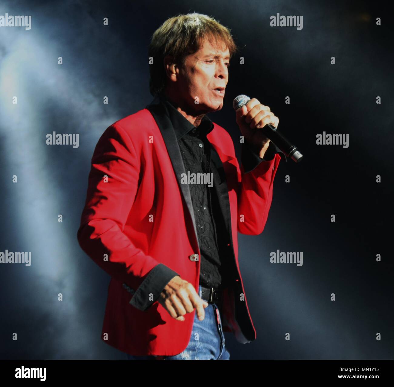 Cliff richard 1960 hi-res stock photography and images - Alamy