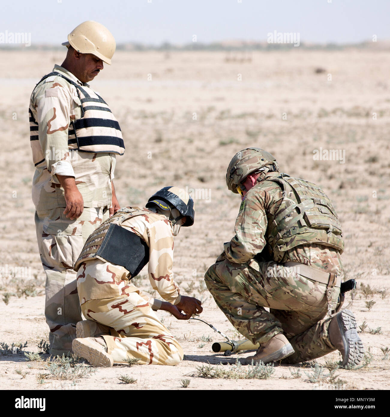 Iraqi security forces receive instruction from a British army trainer ...