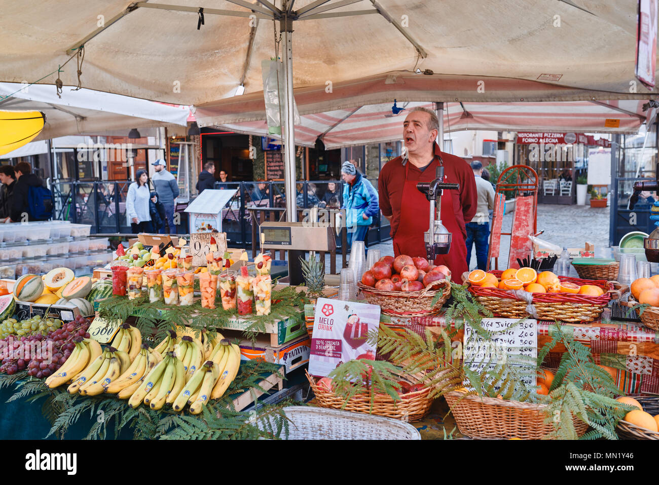 Outdoor fruit and vegetable stand hi-res stock photography and images ...