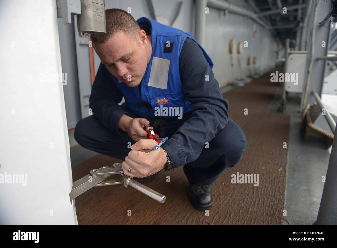 170812-N-RY670-032 PACIFIC OCEAN (Aug. 12, 2017) Cryptologic Technician ...