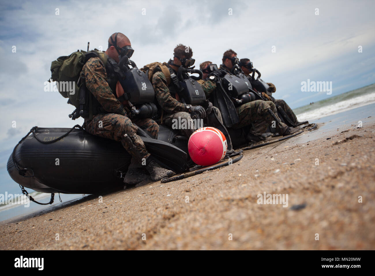 U.S. Marines from Force Reconnaissance Company, Second Reconnaissance ...