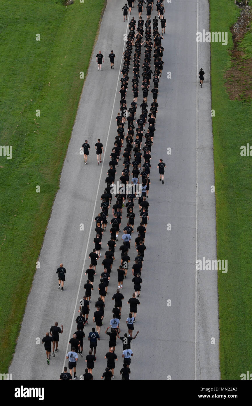 Soldiers with the 101st Airborne Division (Air Assault) participate in ...