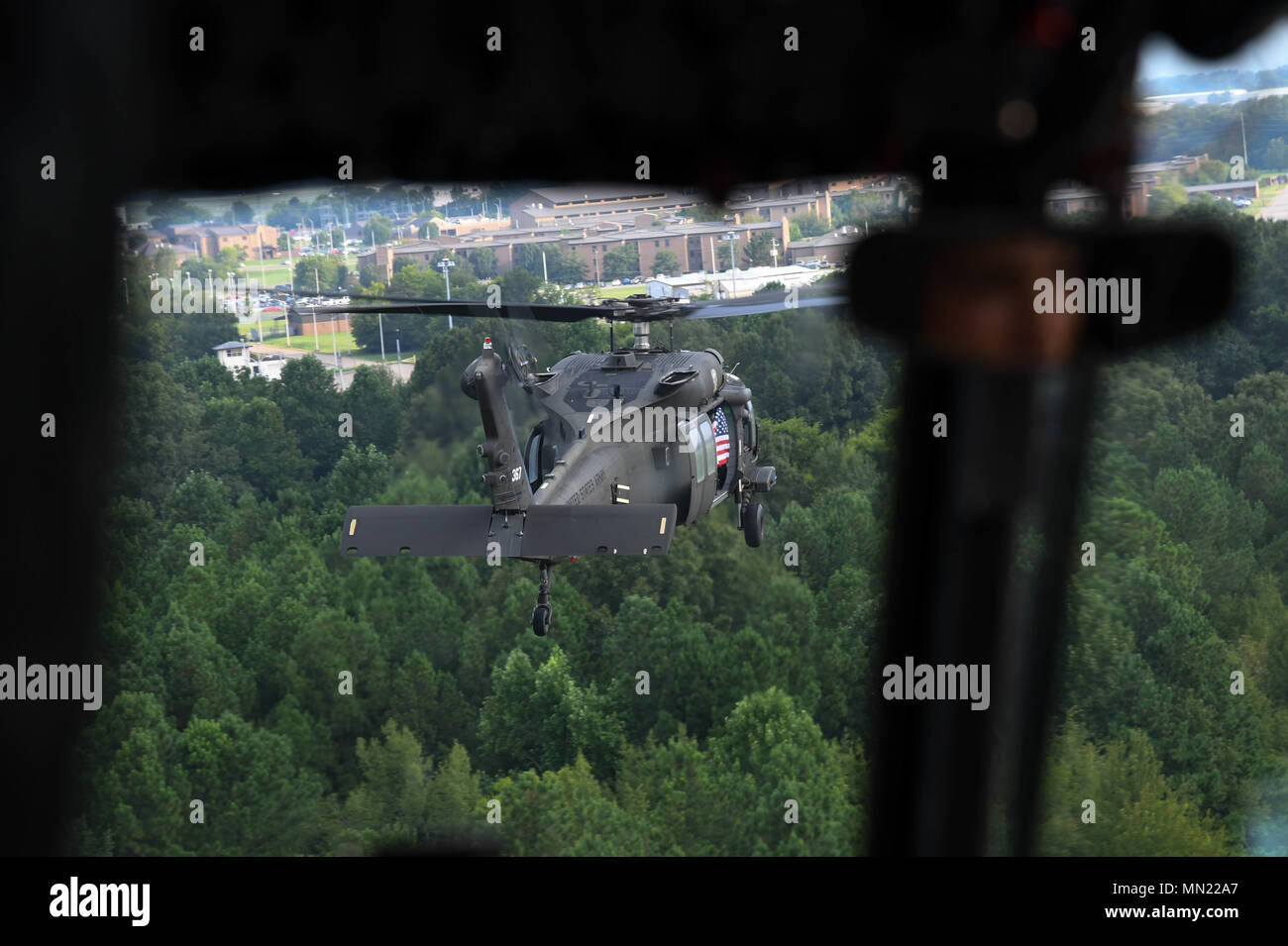 Soldiers with the 101st Airborne Division (Air Assault) participate in ...