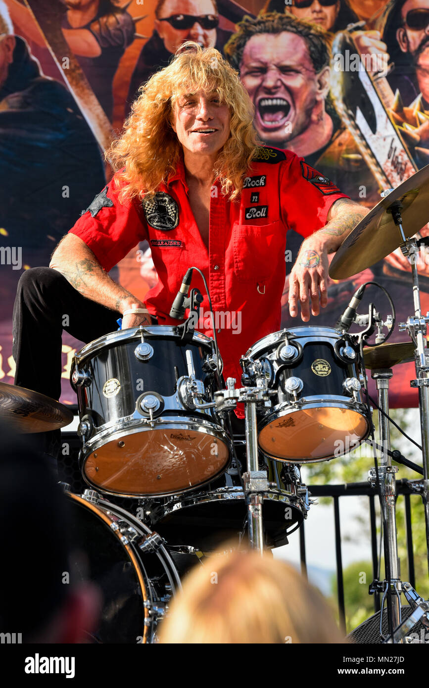 Steven adler drums hi-res stock photography and images - Alamy