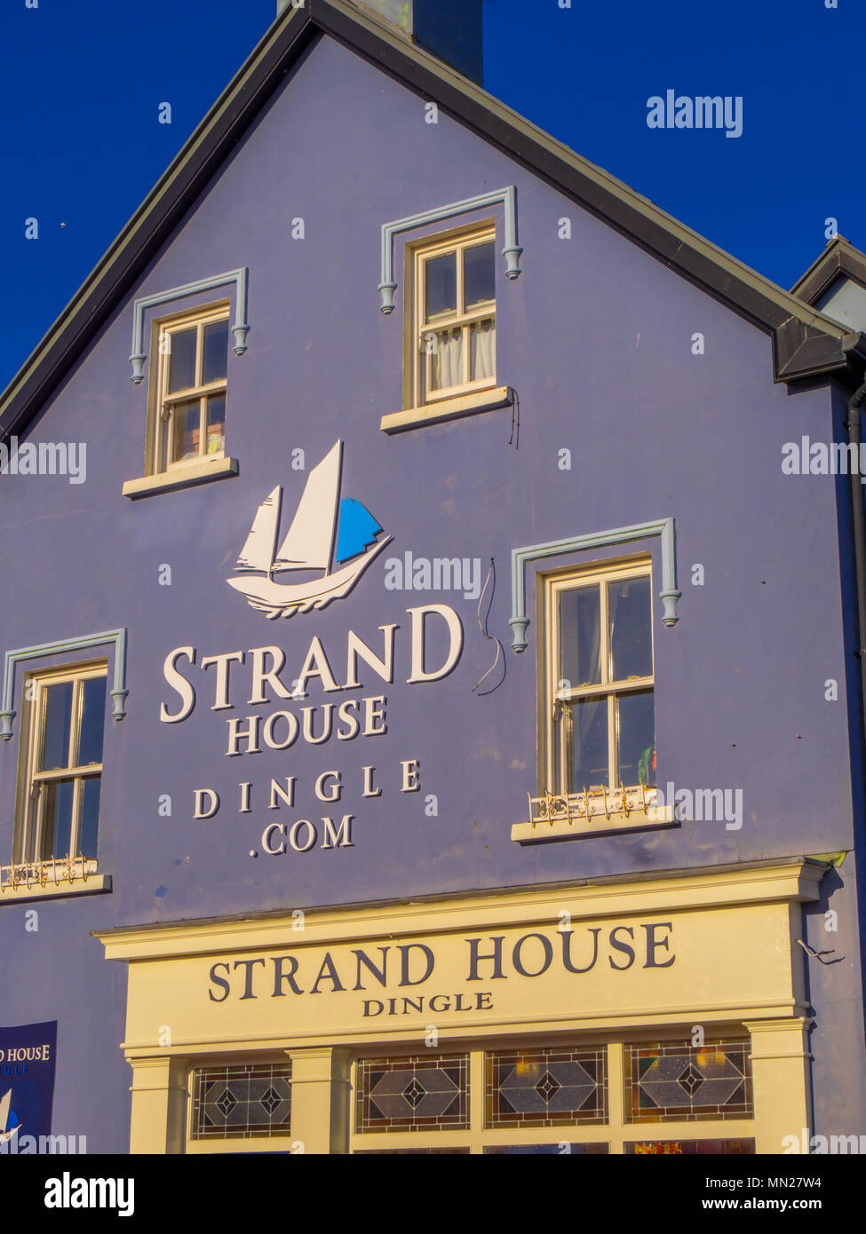 Strand House in the village of Dingle Stock Photo - Alamy