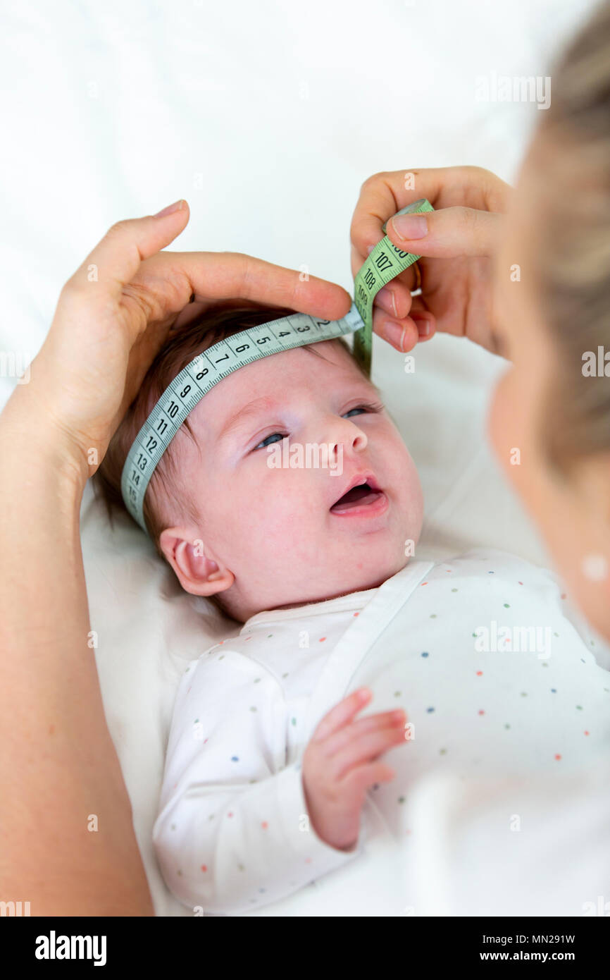 Child measured by nurse hi-res stock photography and images - Alamy