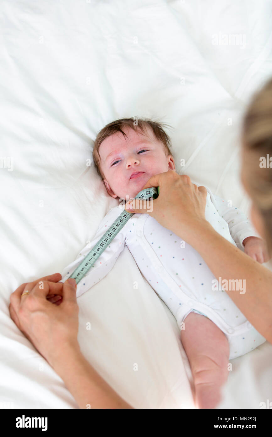 Child being measured hi-res stock photography and images - Alamy