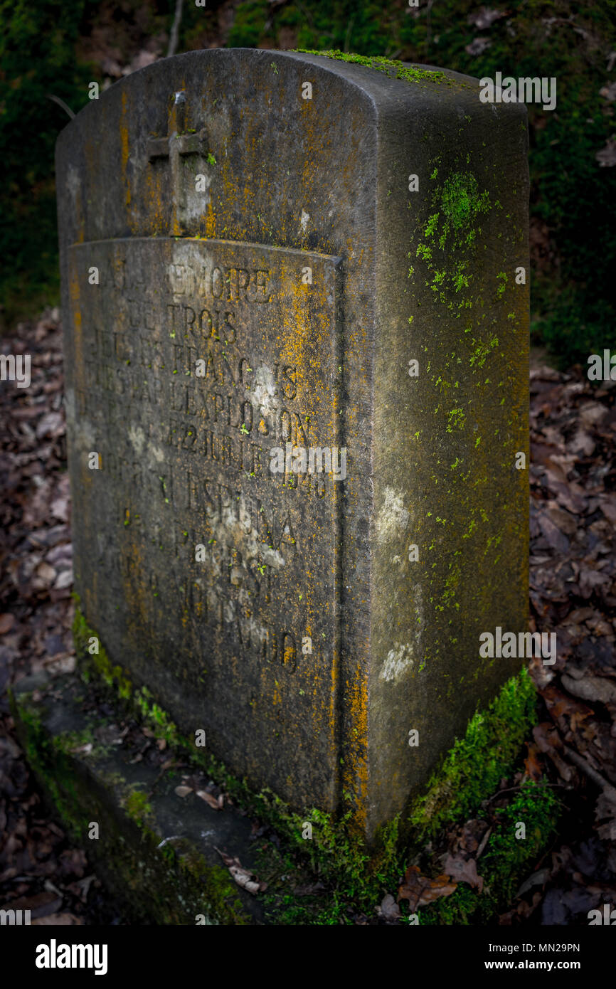 Old memorial stone hi-res stock photography and images - Alamy
