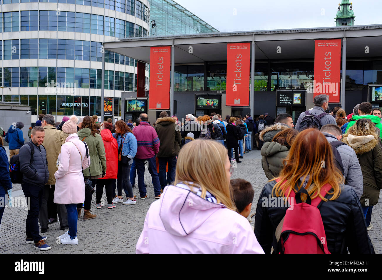 Visitors queuing at Tower of London ticket booths Stock Photo - Alamy
